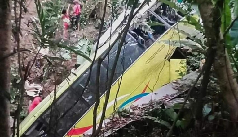 Philippines bus crash kills 28 on 'killer curve' road